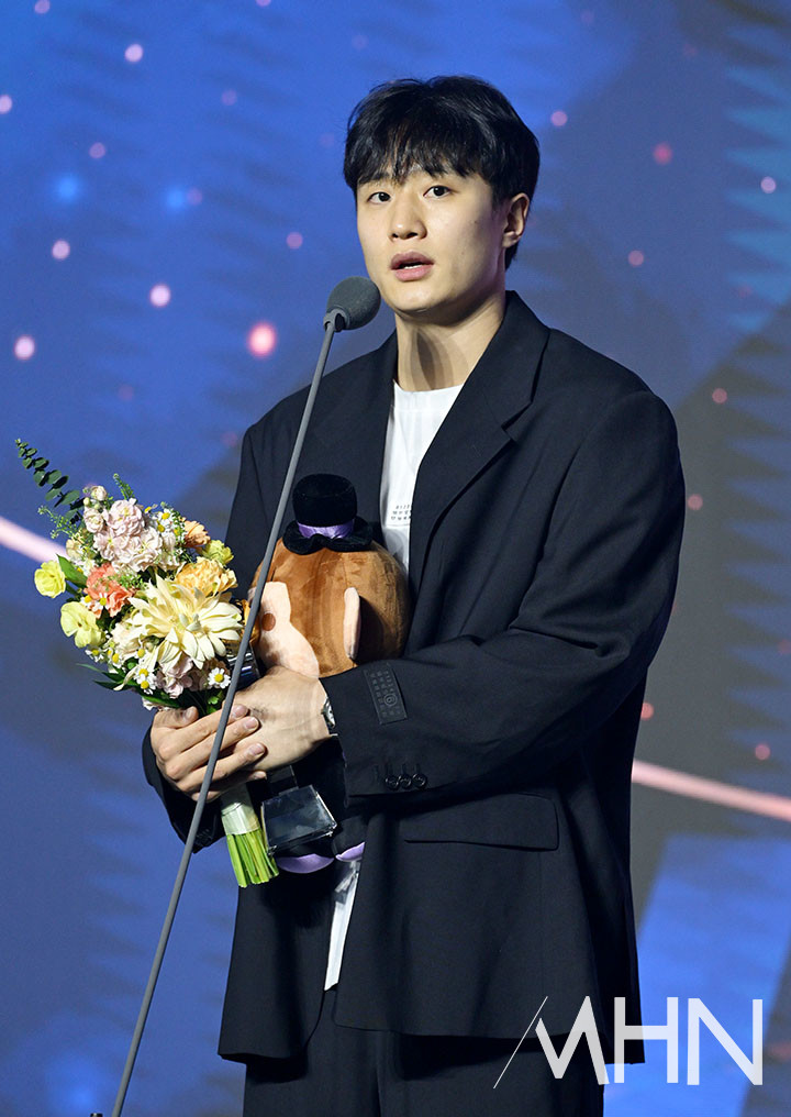 [KBL 시상식] '역시 최고 스타' KCC 허웅, 6시즌 연속 '인기상' 차지..."아쉬움 담아 다음 시즌 더 잘하겠다"