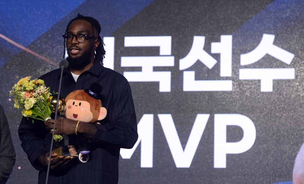 [SW포토]외국선수 MVP 자밀 워니