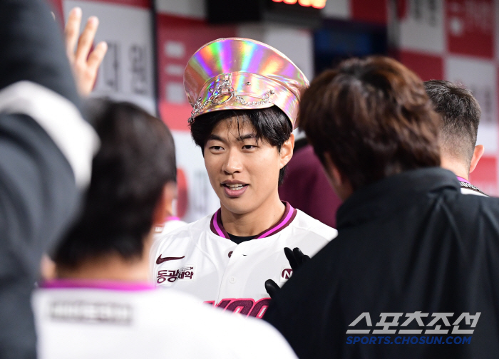 Captain Song Sung-moon hit a leadoff home run in the first inning ...