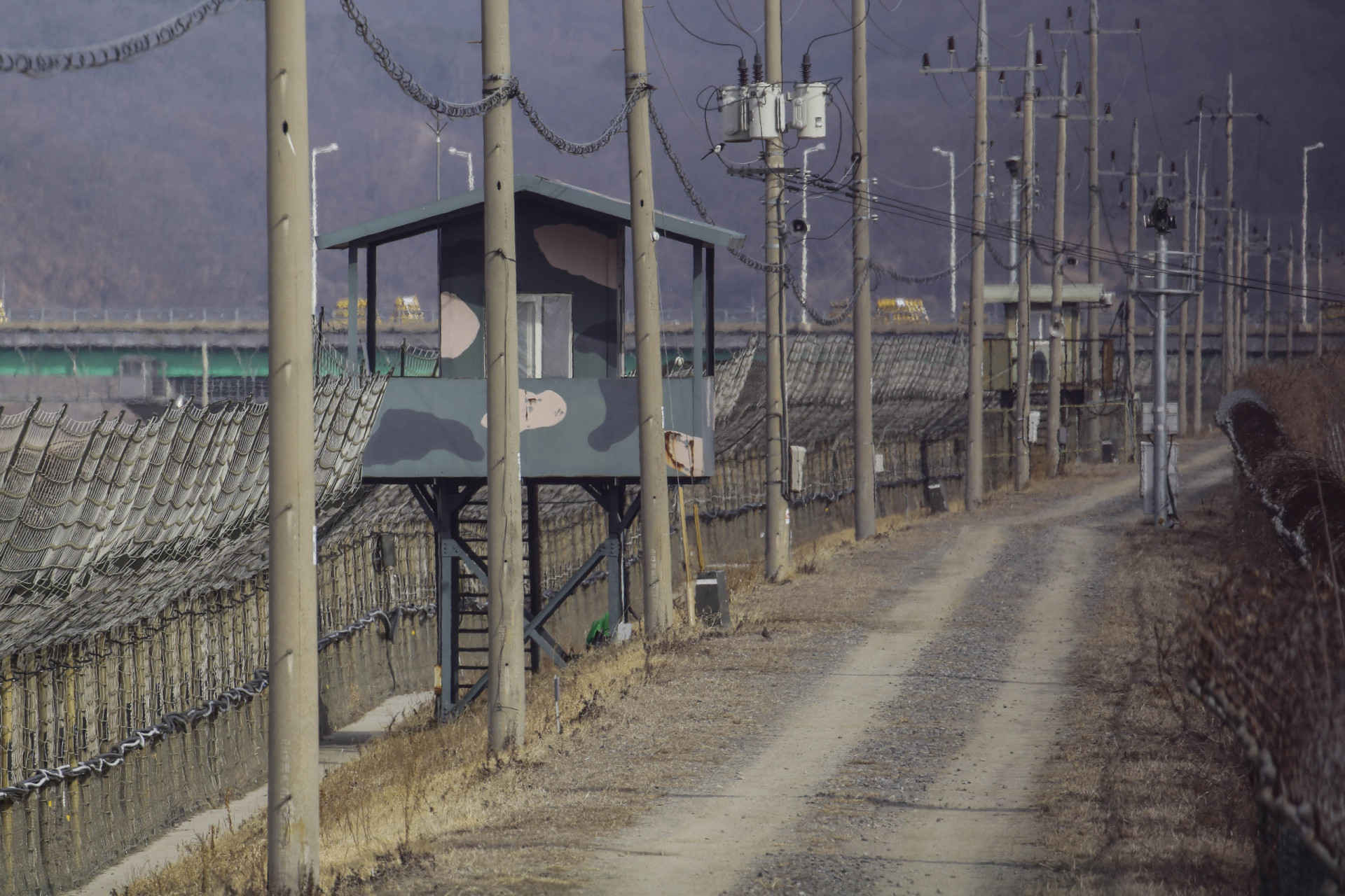 La Corea del Sud spara colpi di avvertimento dopo che 10 soldati ...