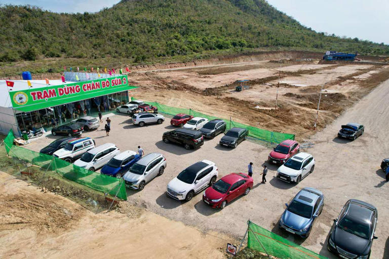 Hàng quán tự phát vẫn bày bán ven hàng rào cao tốc Vĩnh Hảo - Phan Thiết