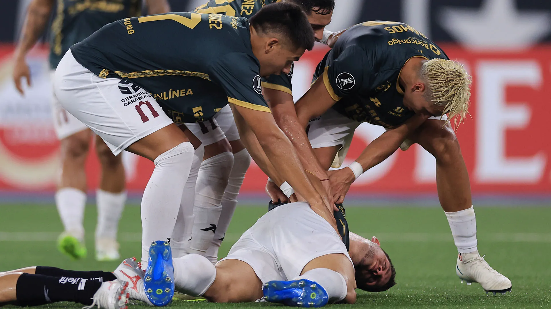 Bewusteloos op de grond na gewelddadige botsing: angstige momenten, de ...