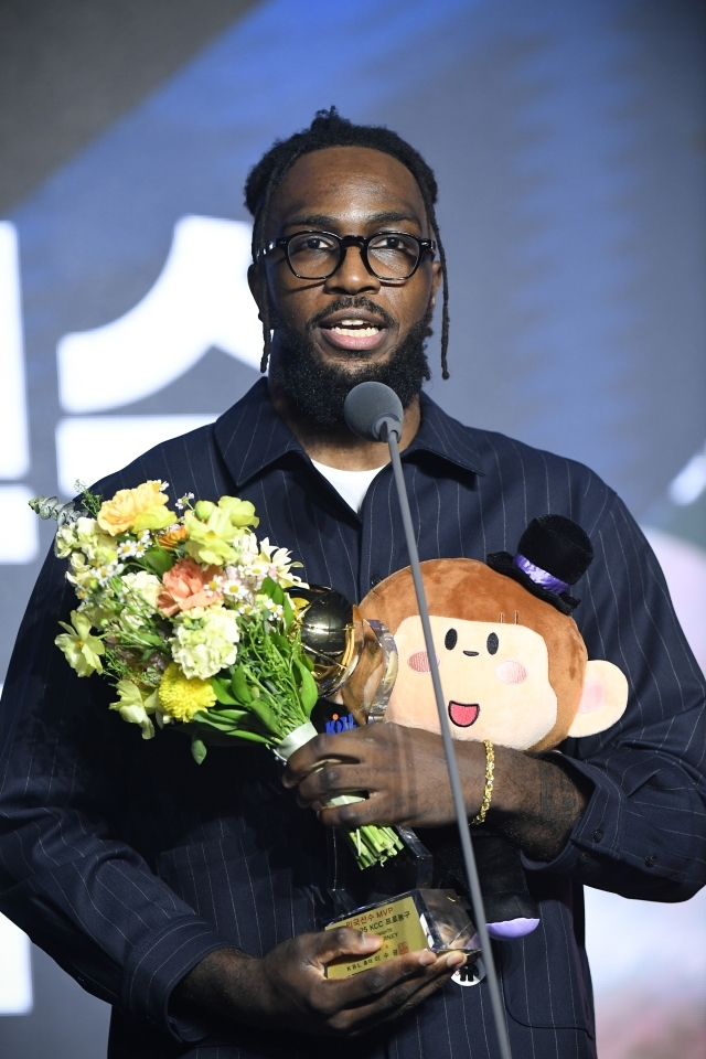 ‘라스트 댄스’ 예고한 워니, KBL 최다 ‘4회’ 만장일치 외국선수 MVP 차지 “나 혼자 잘해서 받을 수 없는 상” [KBL 시상식]