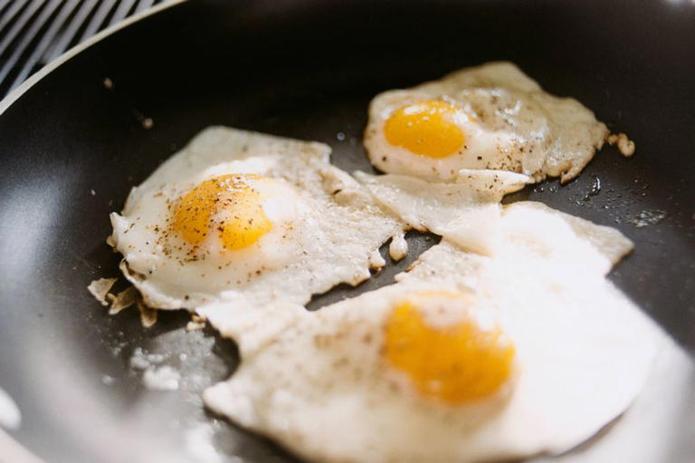 How to cook fried eggs perfectly in 30 seconds without a frying pan