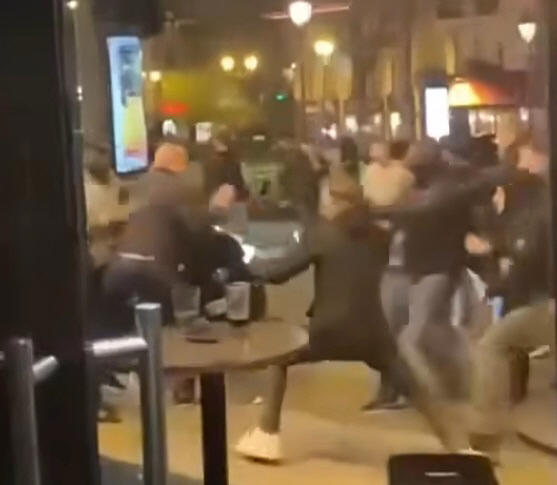 '충격! 주먹 다짐에 의자 던지기까지' PSG-AV팬들, UCL 8강전 앞두고 파리에서 집단 난투극