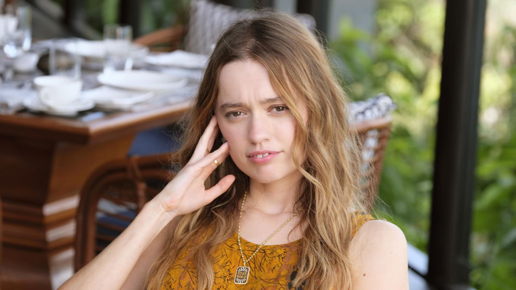 Aimee Lou Wood s'amuse des théories des fans sur les vêtements de The ...