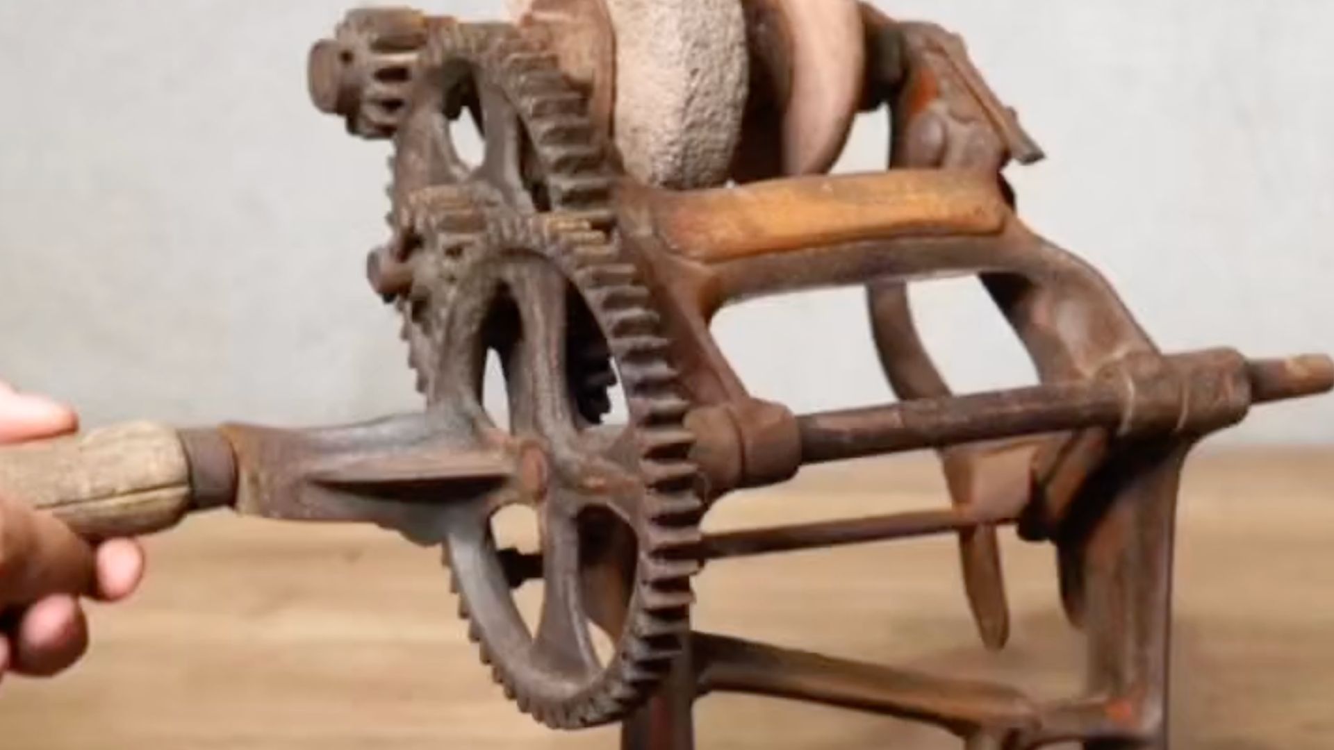 Rusty Hand Cranked Grinder Restoration