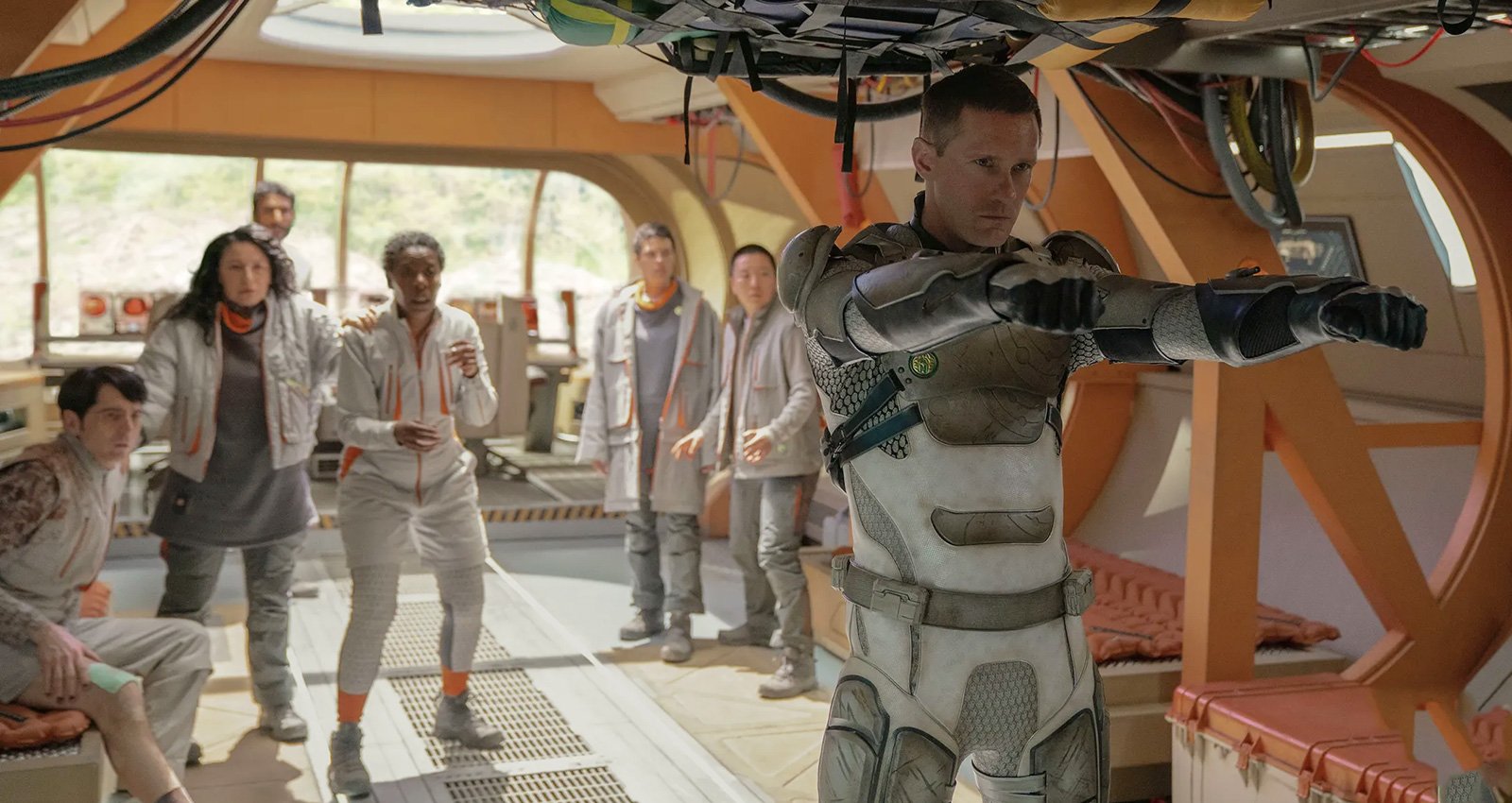 Trailerpremiär: Alexander Skarsgård är en robot som älskar tv-såpor