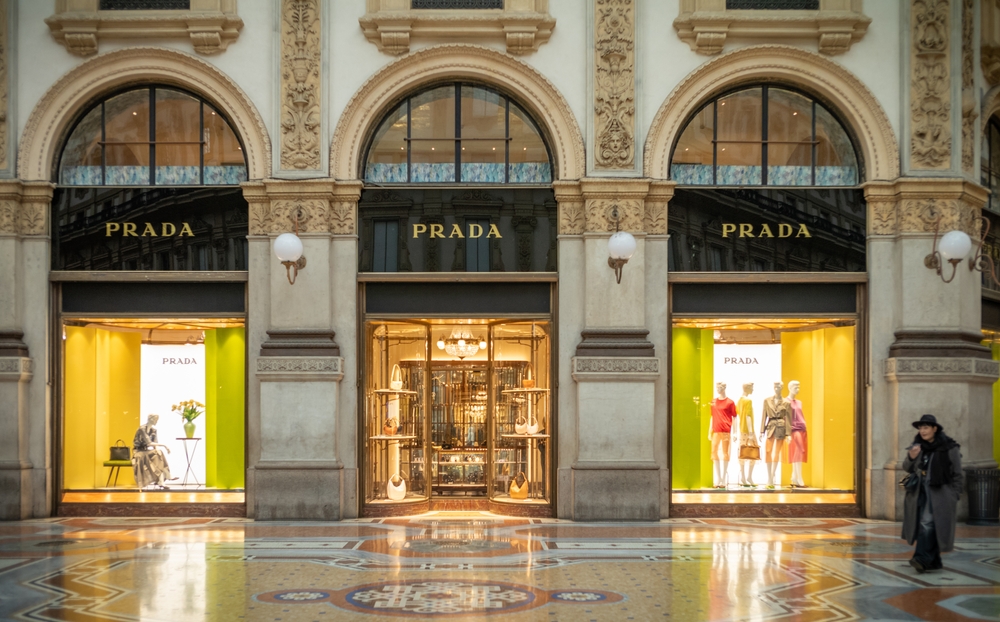 Δασμοί Τραμπ: «Παγώνει» στο παρά πέντε το deal Prada – Versace