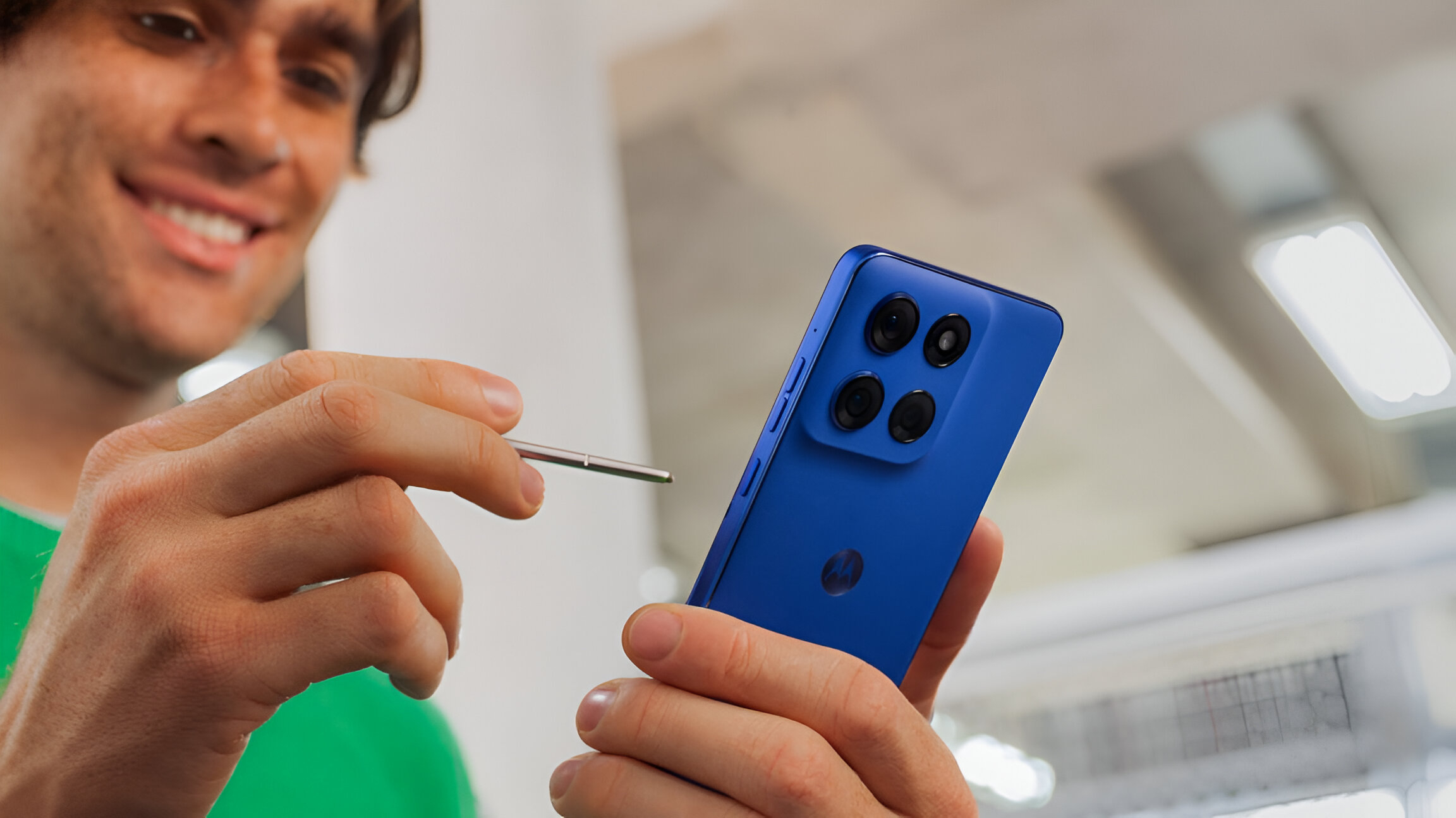 The Last Stylus Standing: How Motorola's $400 Phone Defies the Premium ...