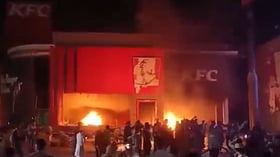 Pakistan: Huge Mob Vandalise & Set KFC Outlet On Fire In Karachi Over ...