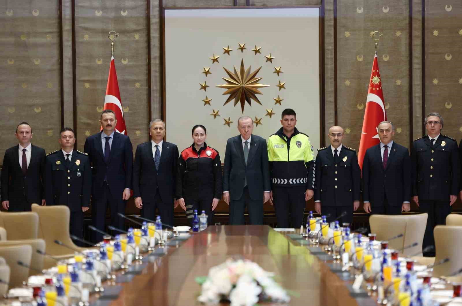 Cumhurbaşkanı Erdoğan, İçişleri Bakanı Yerlikaya ve beraberindeki Türk ...