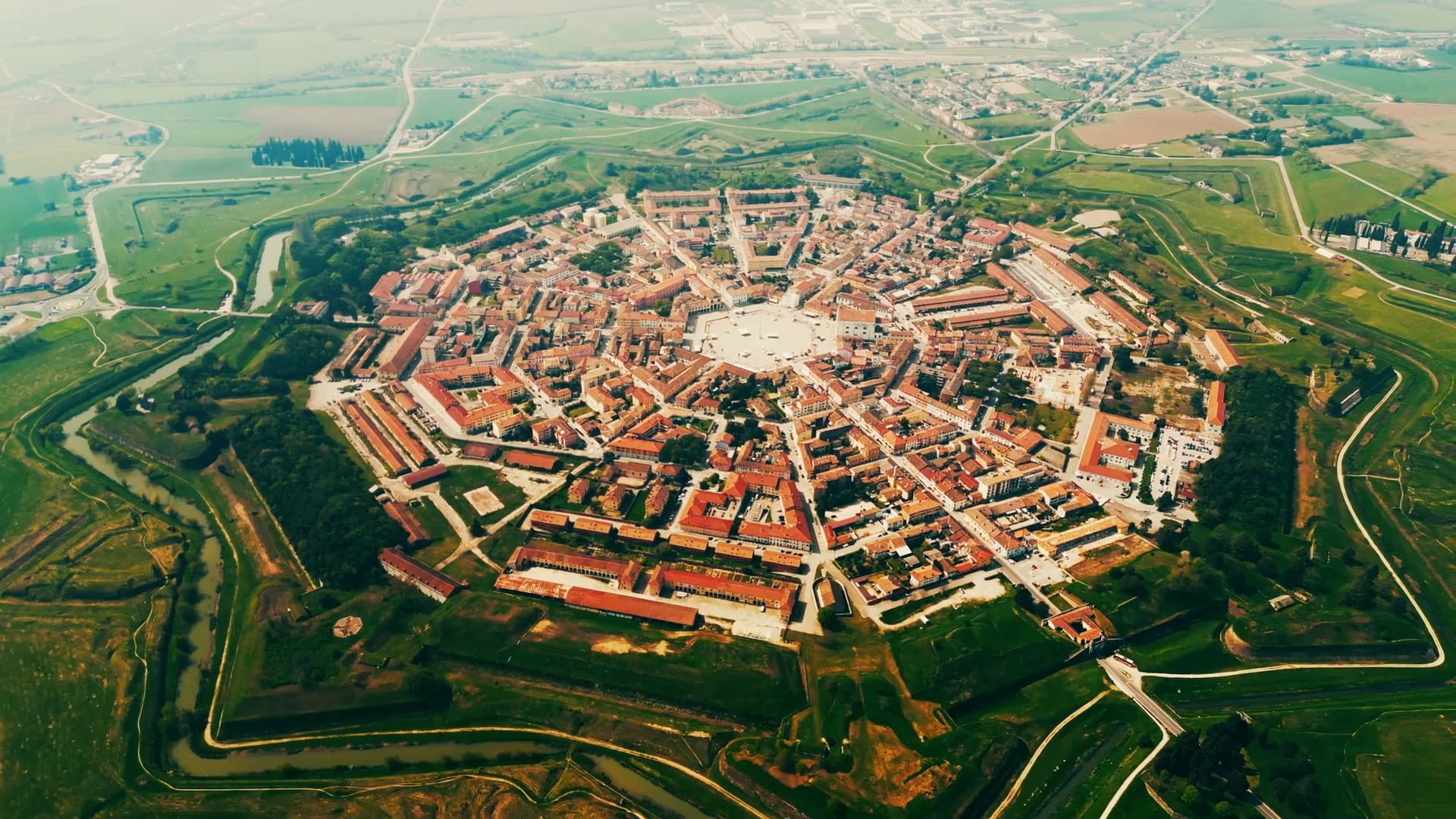 La meraviglia a forma di stella d'Italia: Palmanova dal cielo