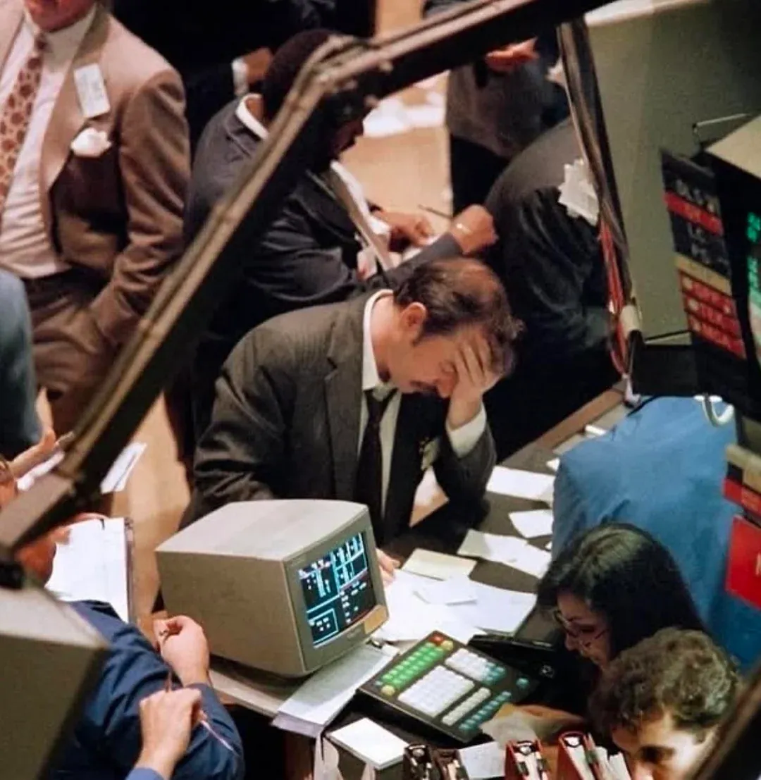 17 Photos of the World's Reaction to Black Monday in 1987