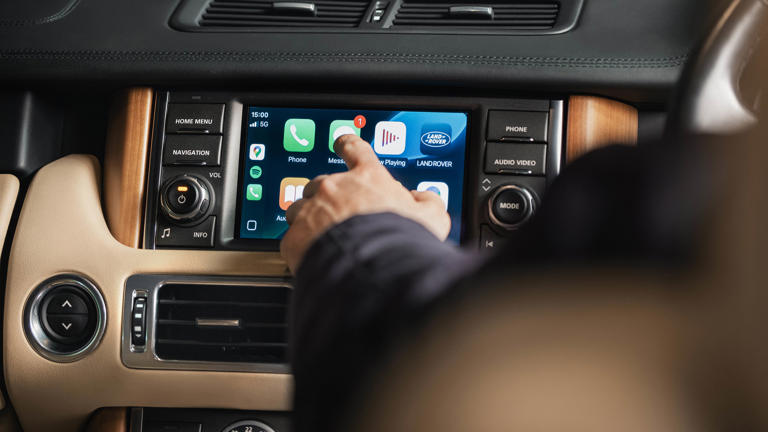 Land Rover Classic has a new upgrade to add Apple CarPlay to your L322 ...