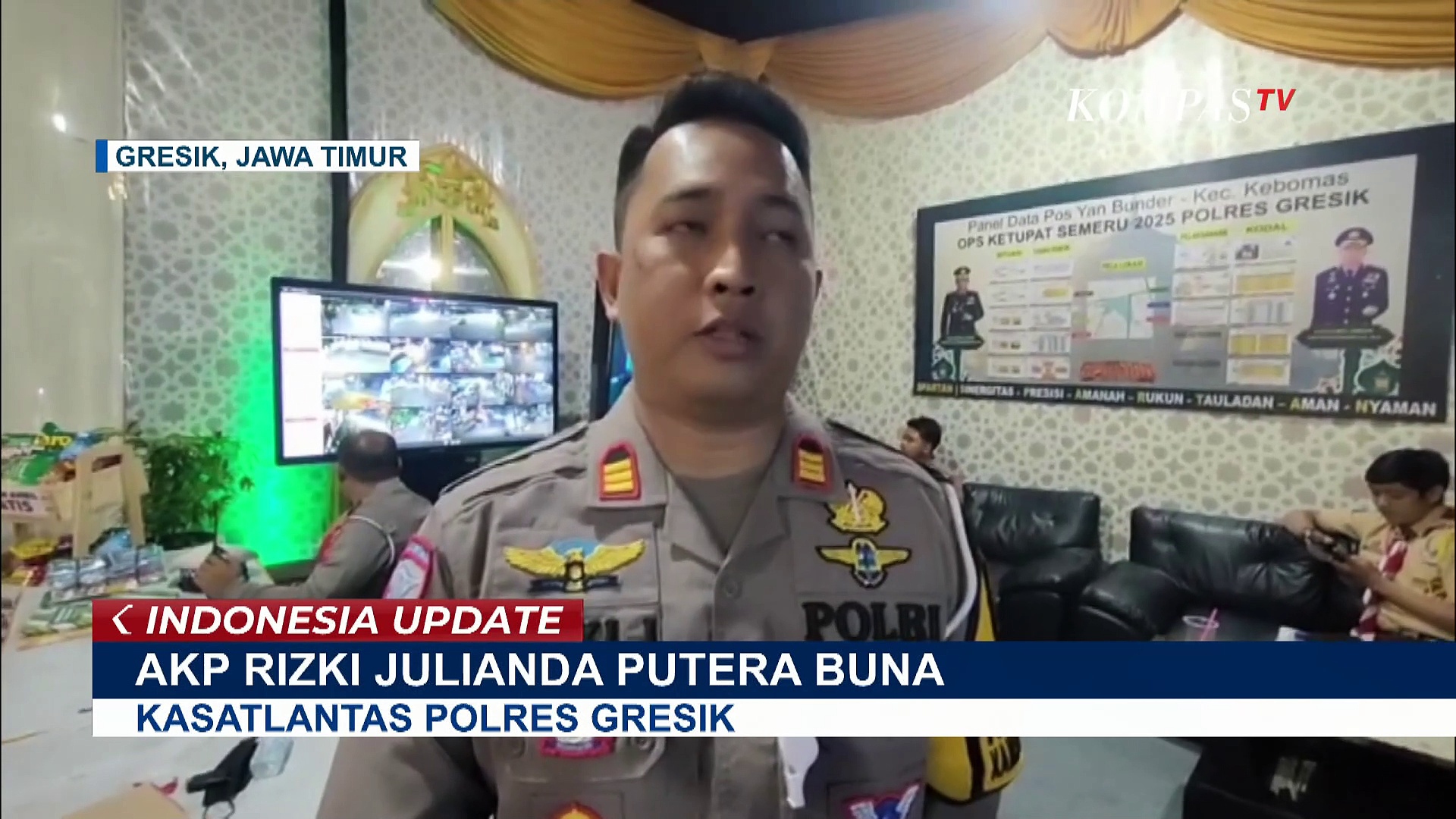 Detik-Detik Mobil Mewah Terjun dari Tol Krian-Gresik yang Belum Tersambung