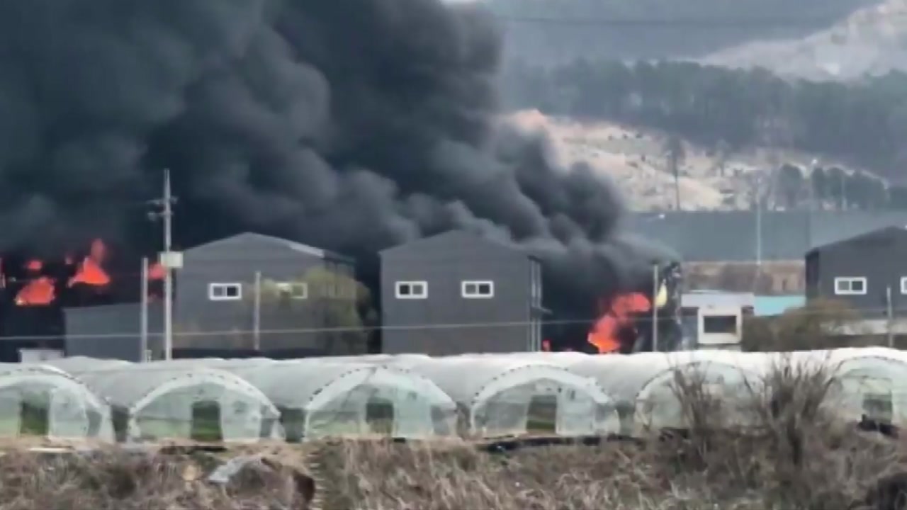 경기 포천 창고에서 불...2시간 40분 만에 진화 / YTN