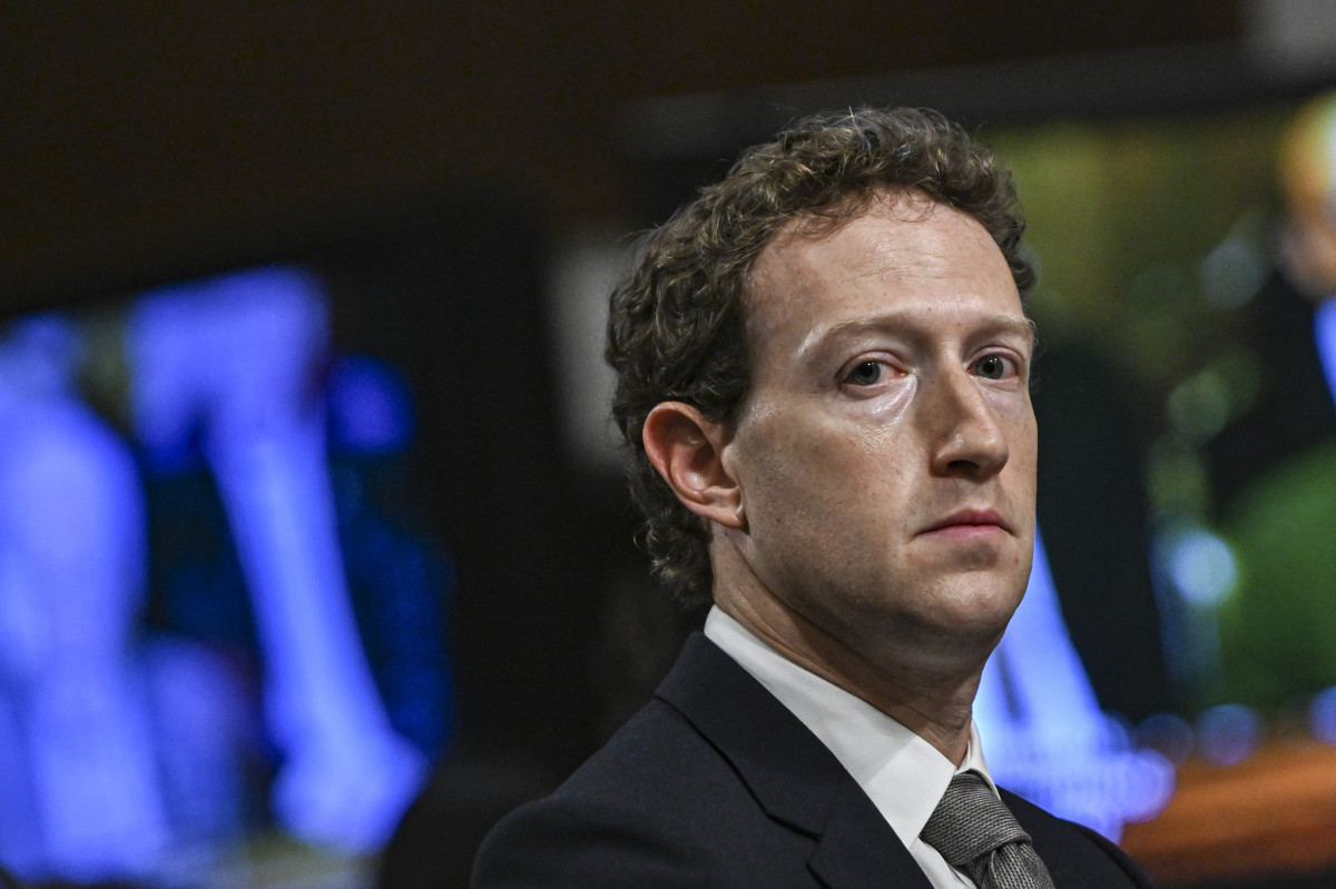 Mark Zuckerberg Recruiting Team To Build AI ”Superintelligence”