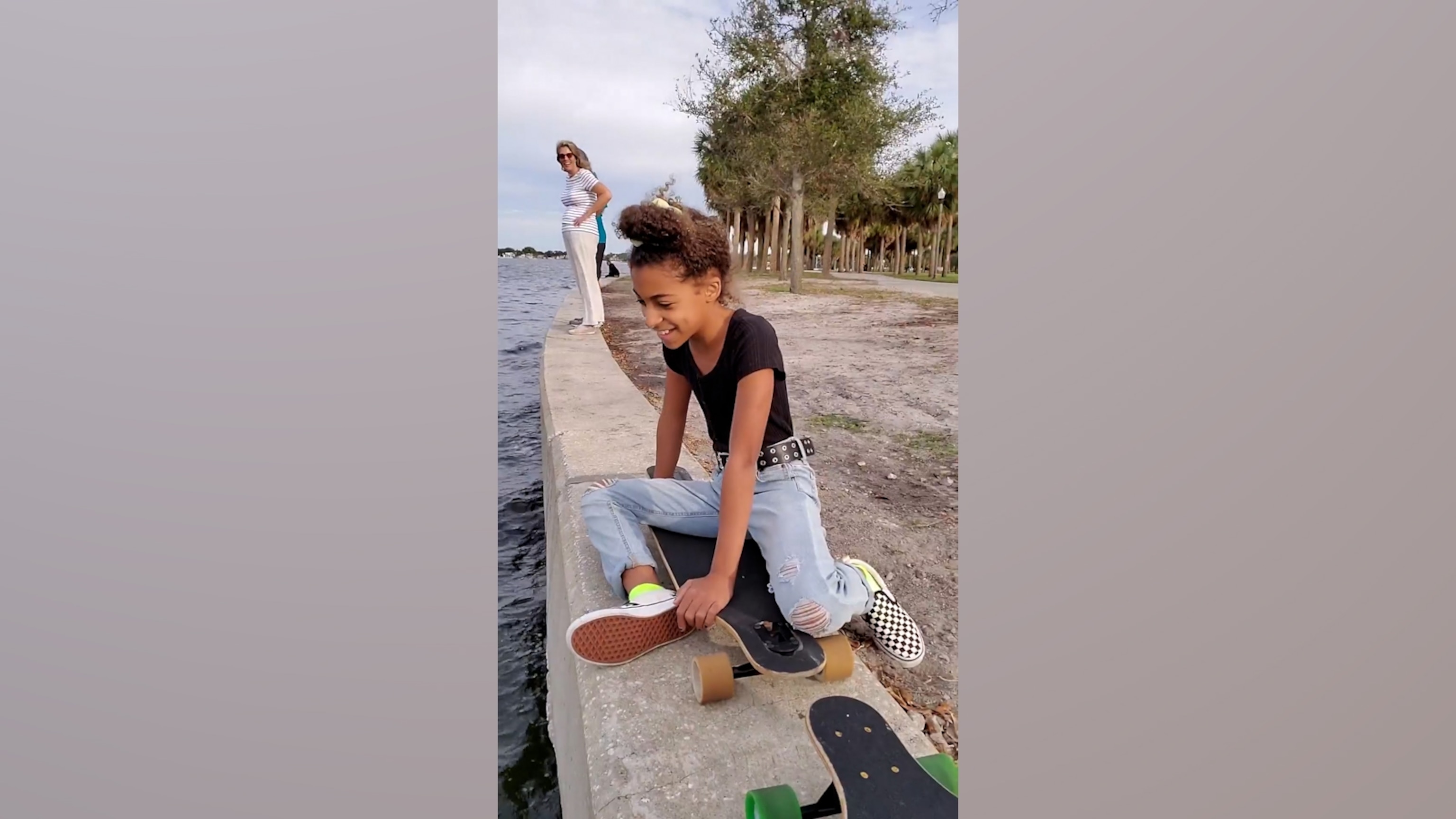 Dad introduces dolphin friend to daughter