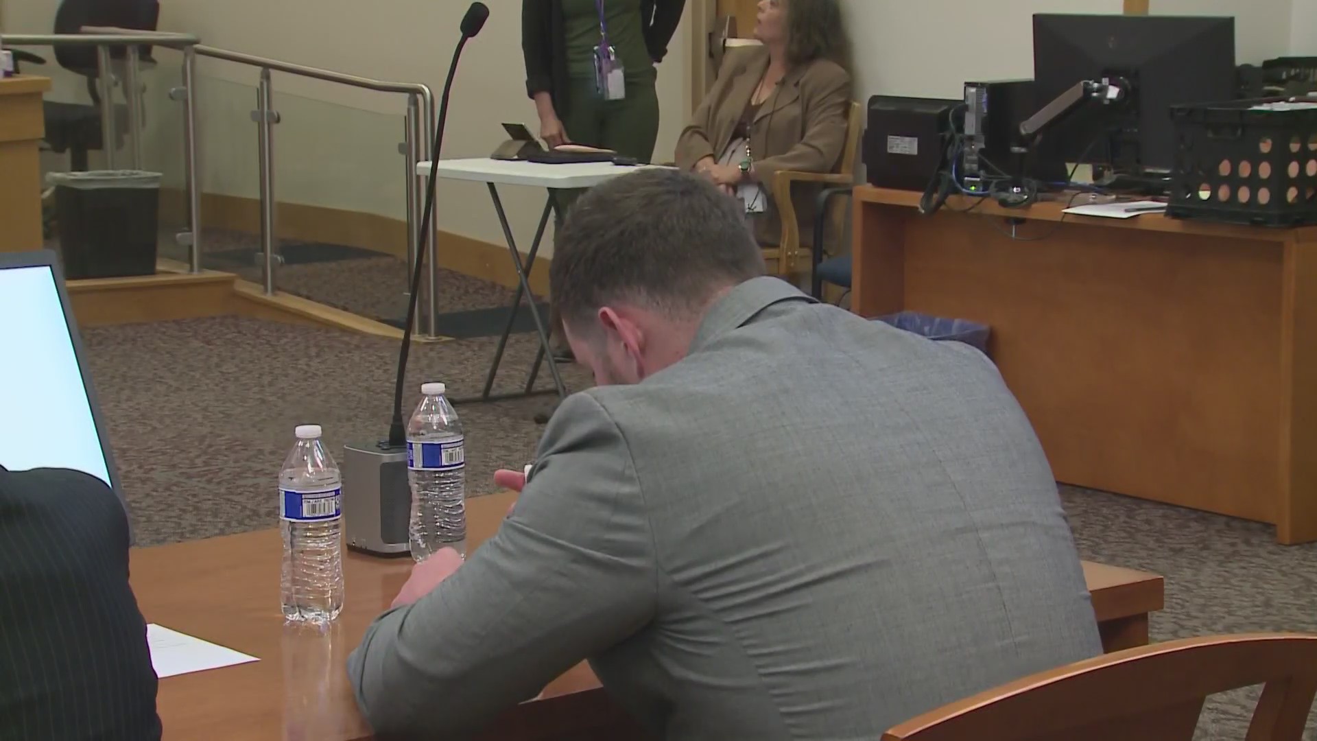 Jury declares a mistrial against former Albuquerque police officer
