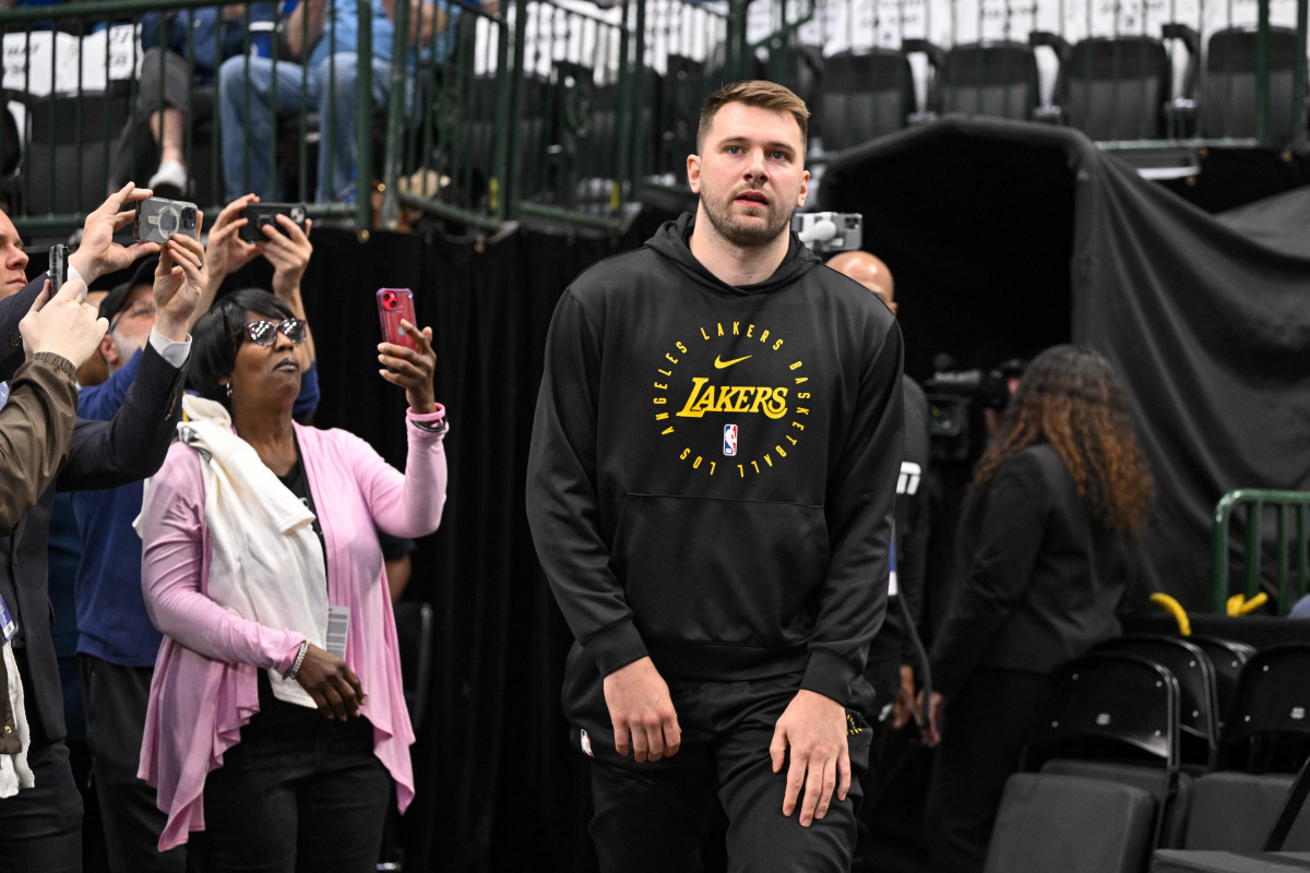 LeBron James' Immediate Reaction to Crying Luka Doncic During Mavericks ...