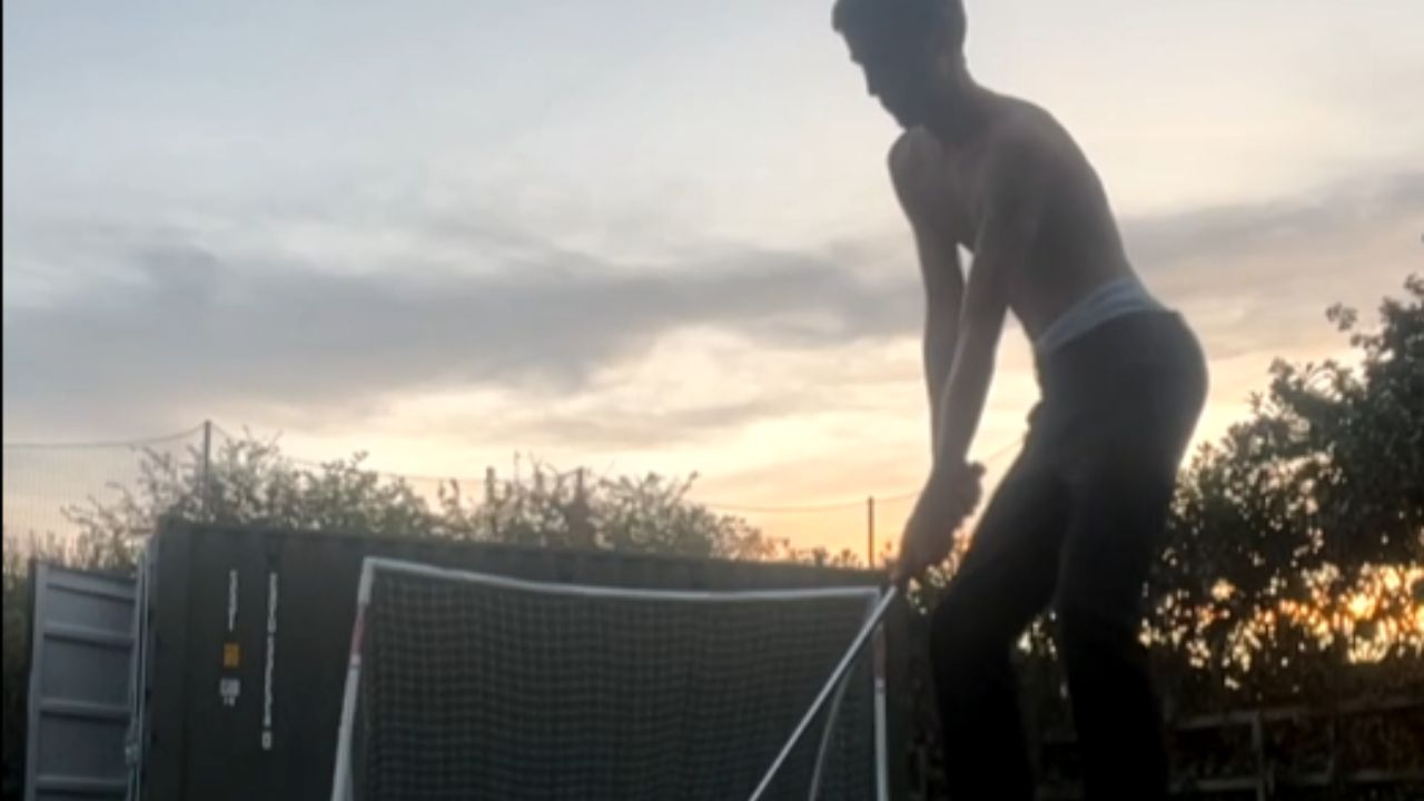 Guy trying to be a pro golfer gets hit by the golf ball after failing ...