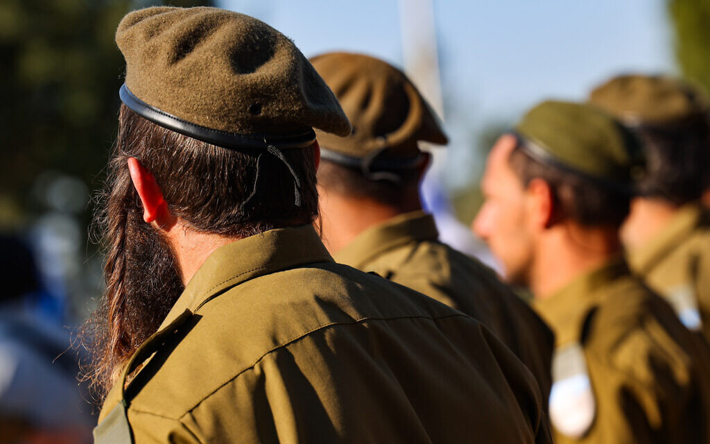 Beards and nail polish: IDF approves dress code changes