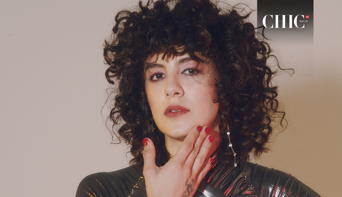 Renee consolida su identidad musical con el álbum R