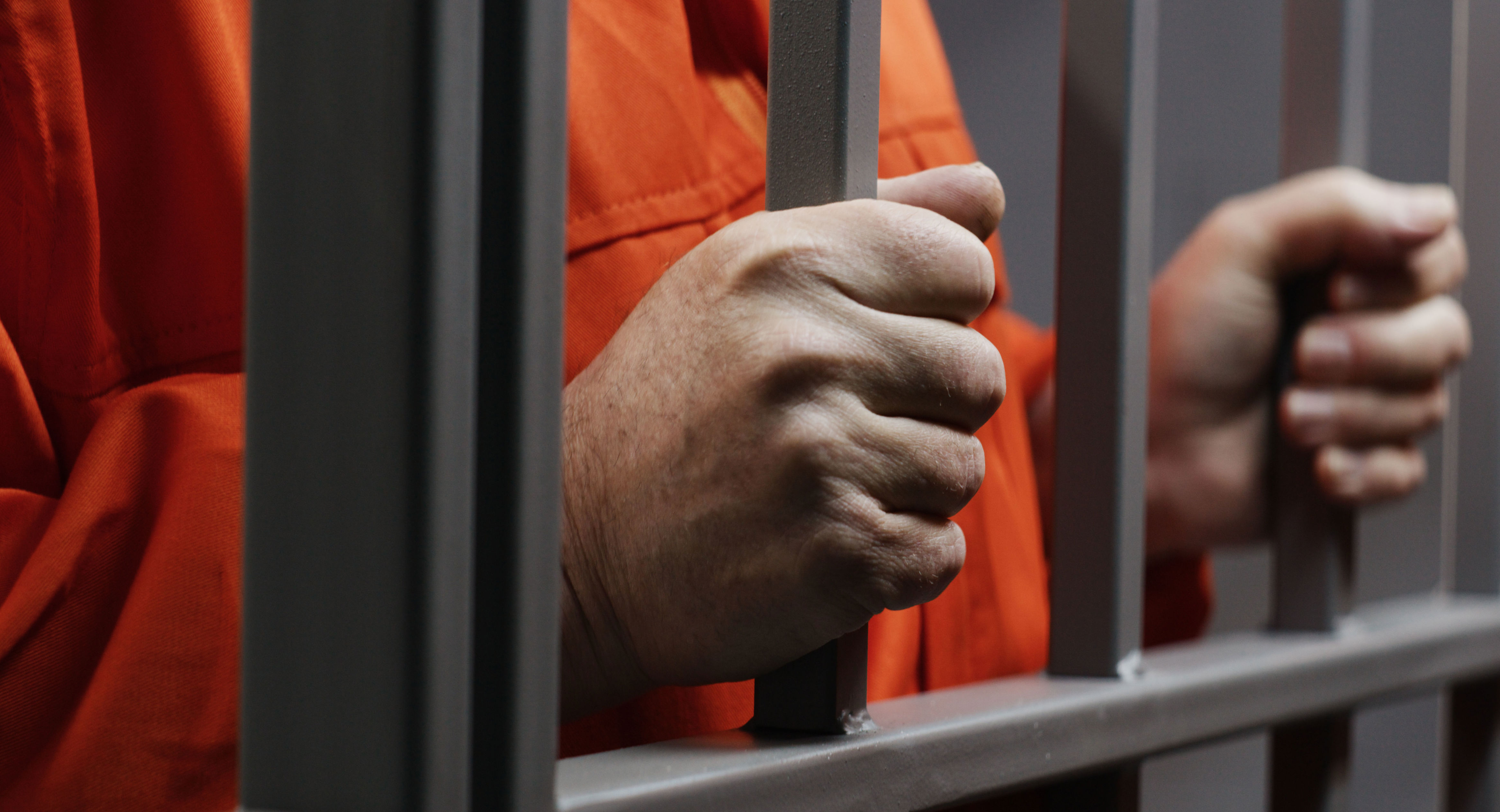 Acusan a reo de matar a tres en una prisión en Tucson