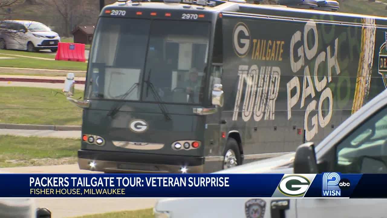 Packers Tailgate Tour bus makes stop in Milwaukee to visit veterans