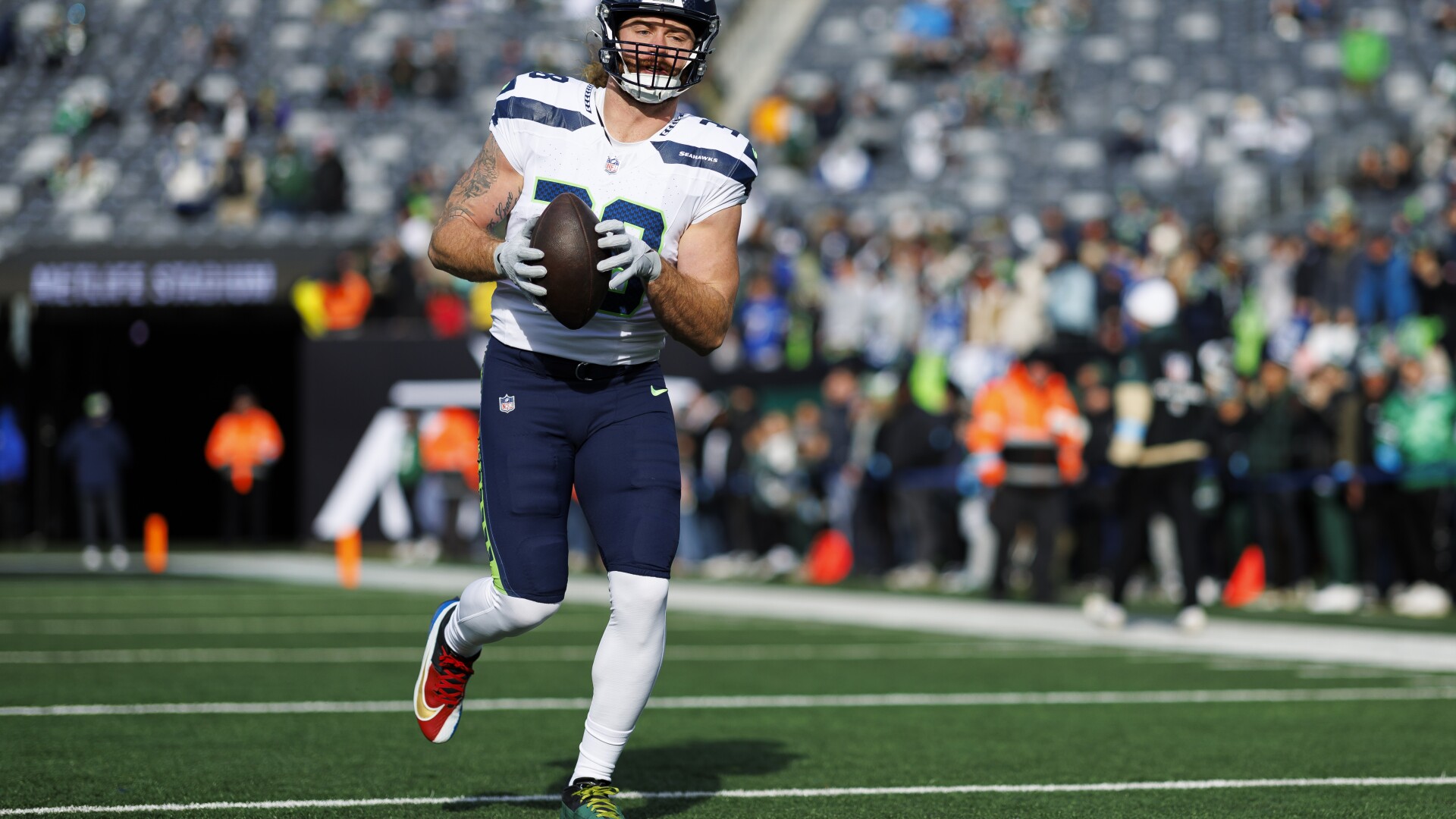 TE Brady Russell re-signs with Seahawks