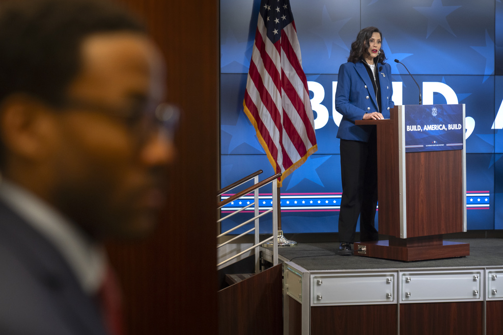 Trump offers rare praise for Michigan Gov. Whitmer as she appears with ...