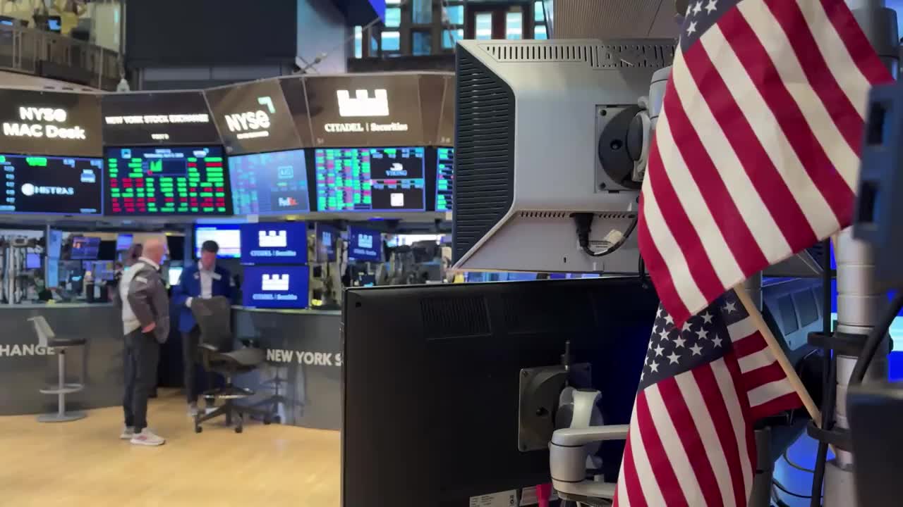 Dow Loses Hundreds of Points in Minutes as Trump Advisor Proclaims ...