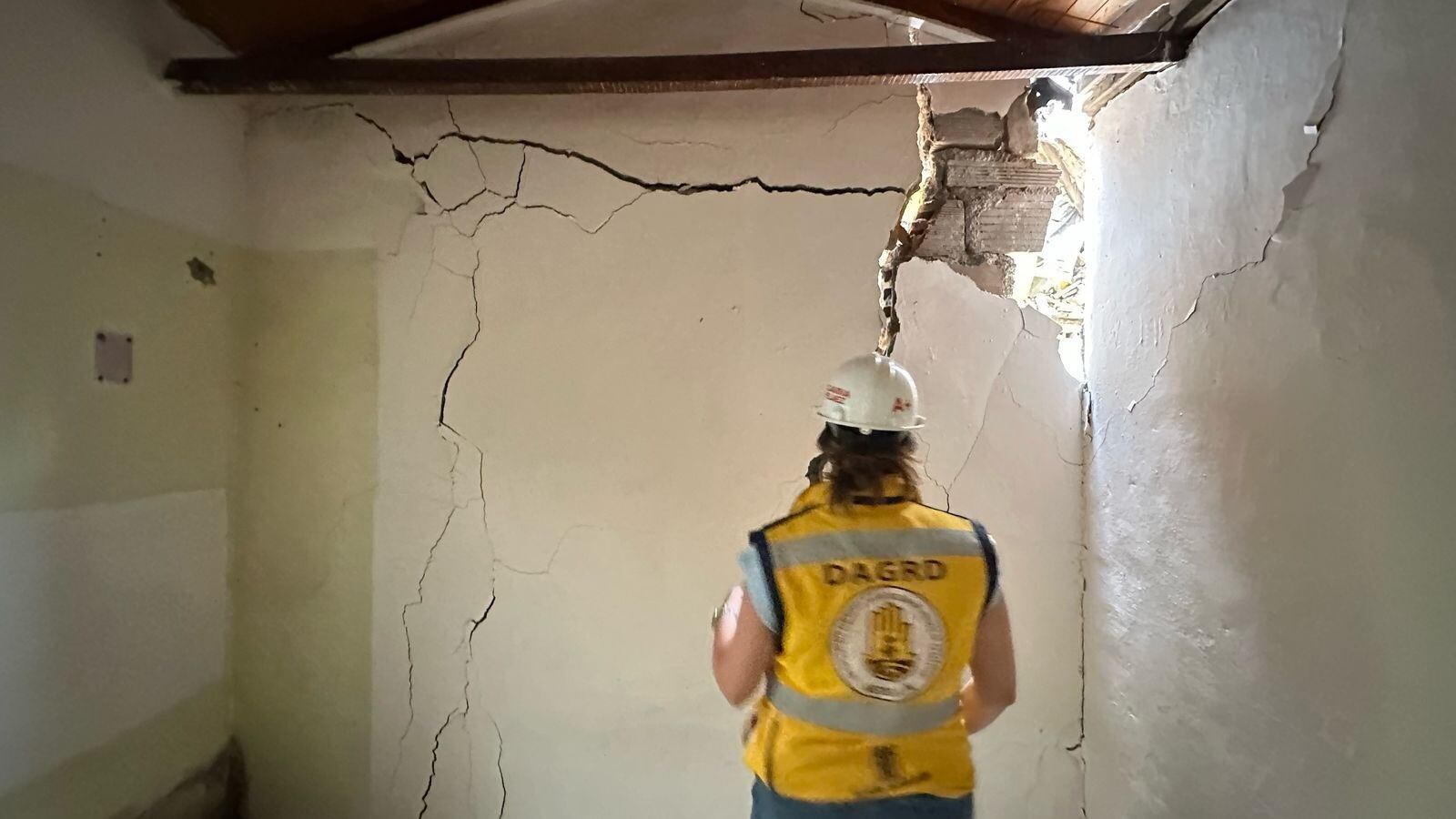 Por riesgo de colapso, ordenan evacuar 13 viviendas en Medellín: cuatro ...