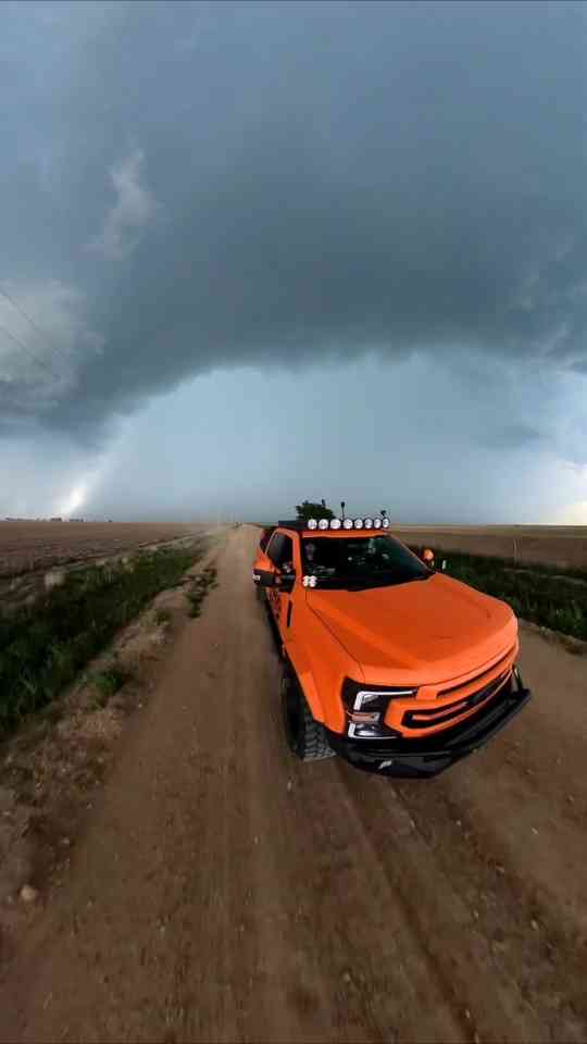 Storm Chasing + Backroads = Perfect Day 🌪️🤘🏼