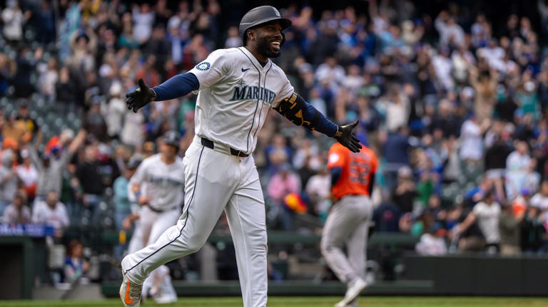 Randy Arozarena destroys Astros, plays Mariners walk-off hero