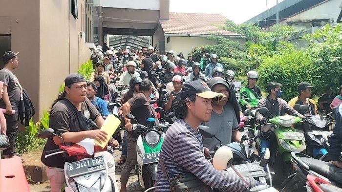 Kantor Samsat Depok Dikepung Pemilik Mobil dan Motor, Macet Berjam-jam ...