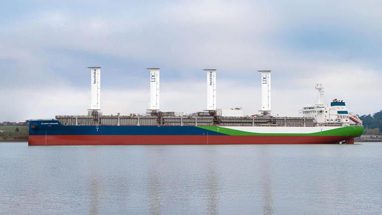 bound4blue installs world’s largest suction sails on MV Atlantic Orchard