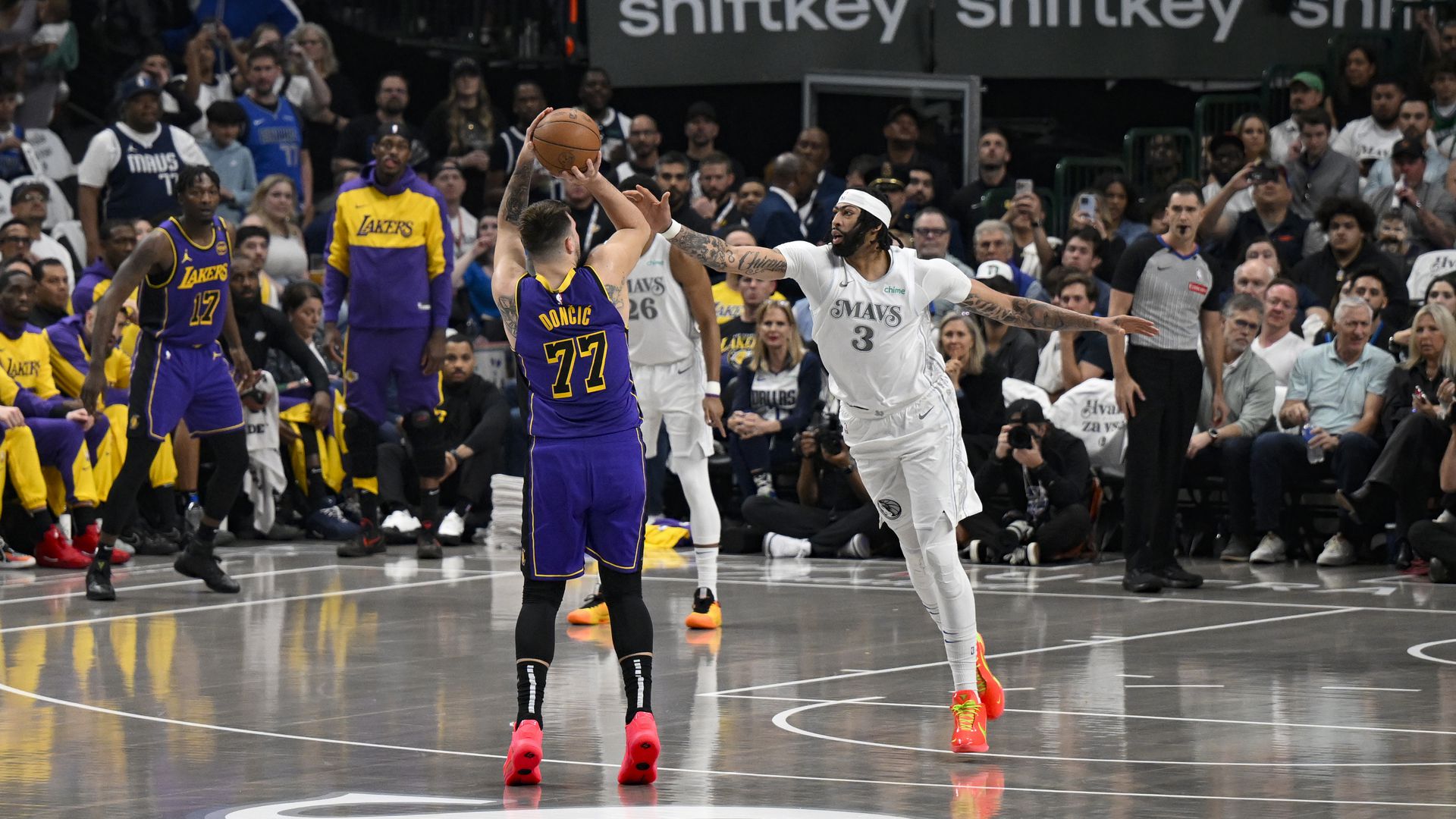 Luka Dončić dazzles in return to Dallas as Lakers down Mavs