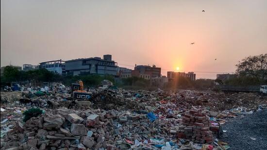 Gurugram: Sec 31 locals decry garbage stench, plans NGT petition