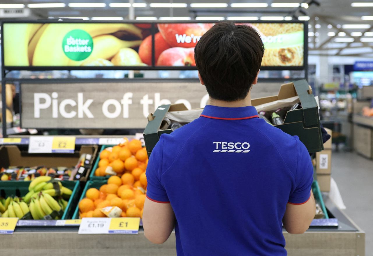 Tesco Warns of Profit Decline as Competition Heats Up