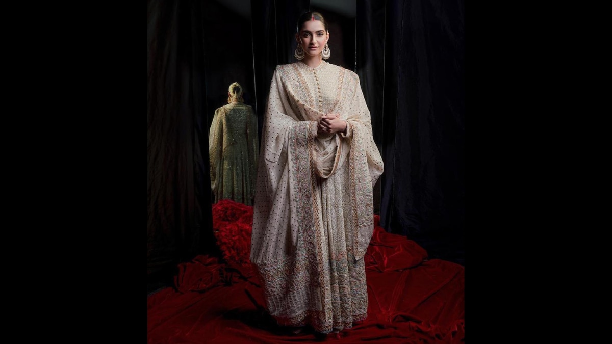 8 Ethereal Chikankari Looks Of Bollywood Actresses