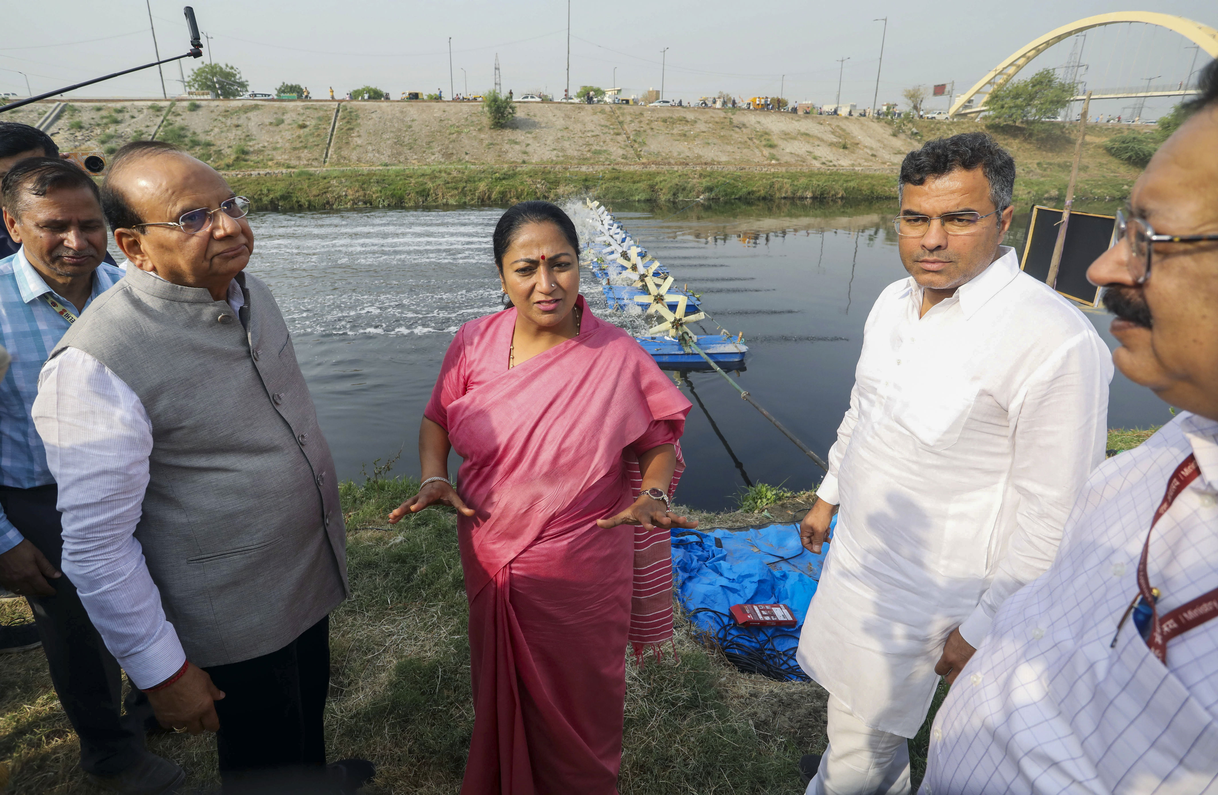 Yamuna cleaning: Delhi CM inspects drains, river stretch at Wazirabad ...