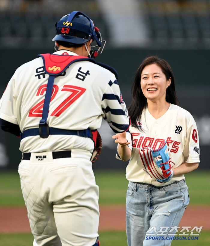 Moon So-ri threw the first pitch with her father at Sajik Stadium