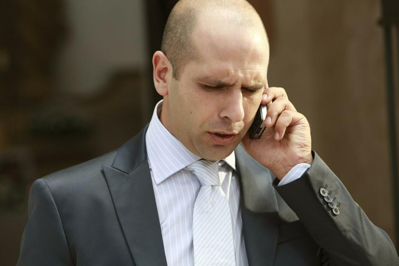 Checco Zalone stasera torna su Canale 5, chi è il comico: età, dove ...