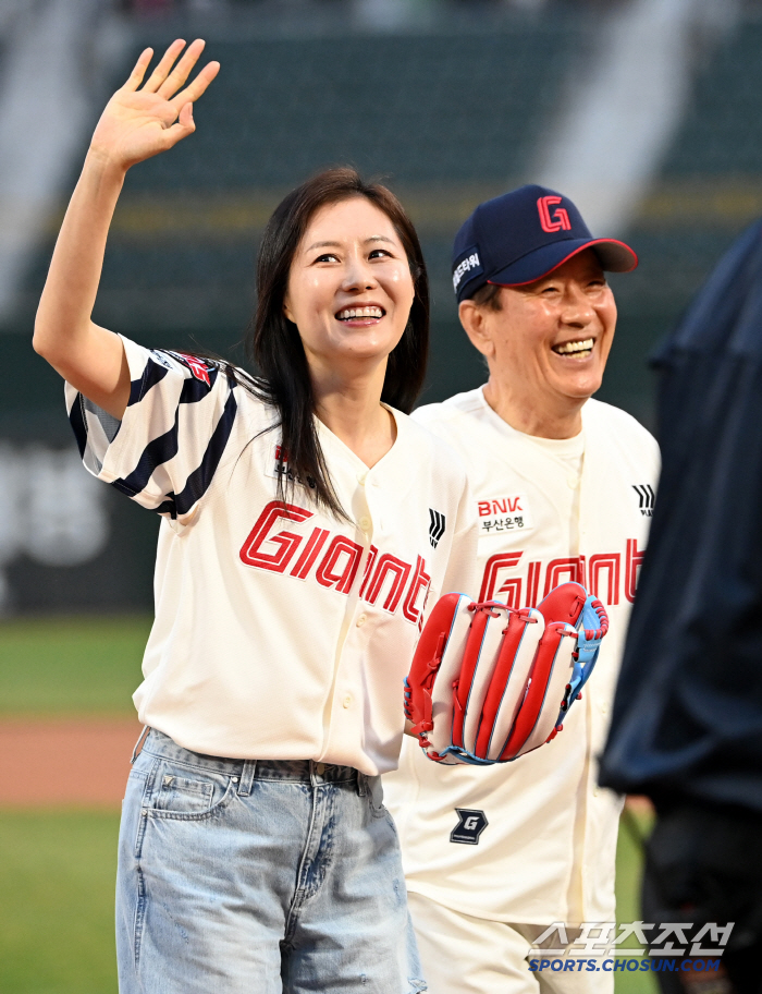 Moon So-ri throws the first pitch at Sajik Stadium with her father