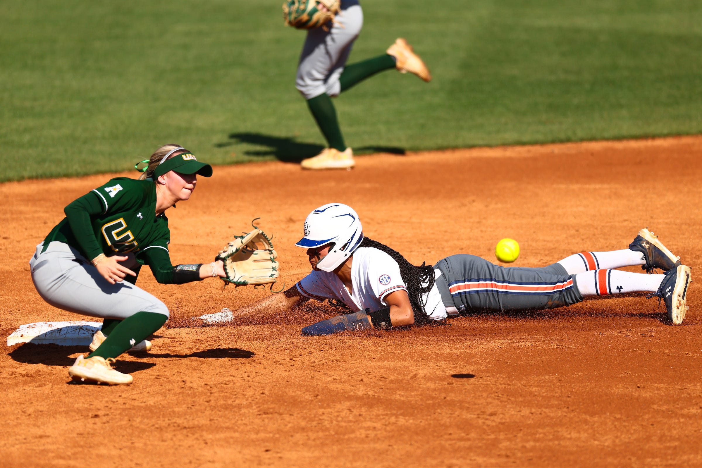 Auburn splits Wednesday doubleheader with UAB