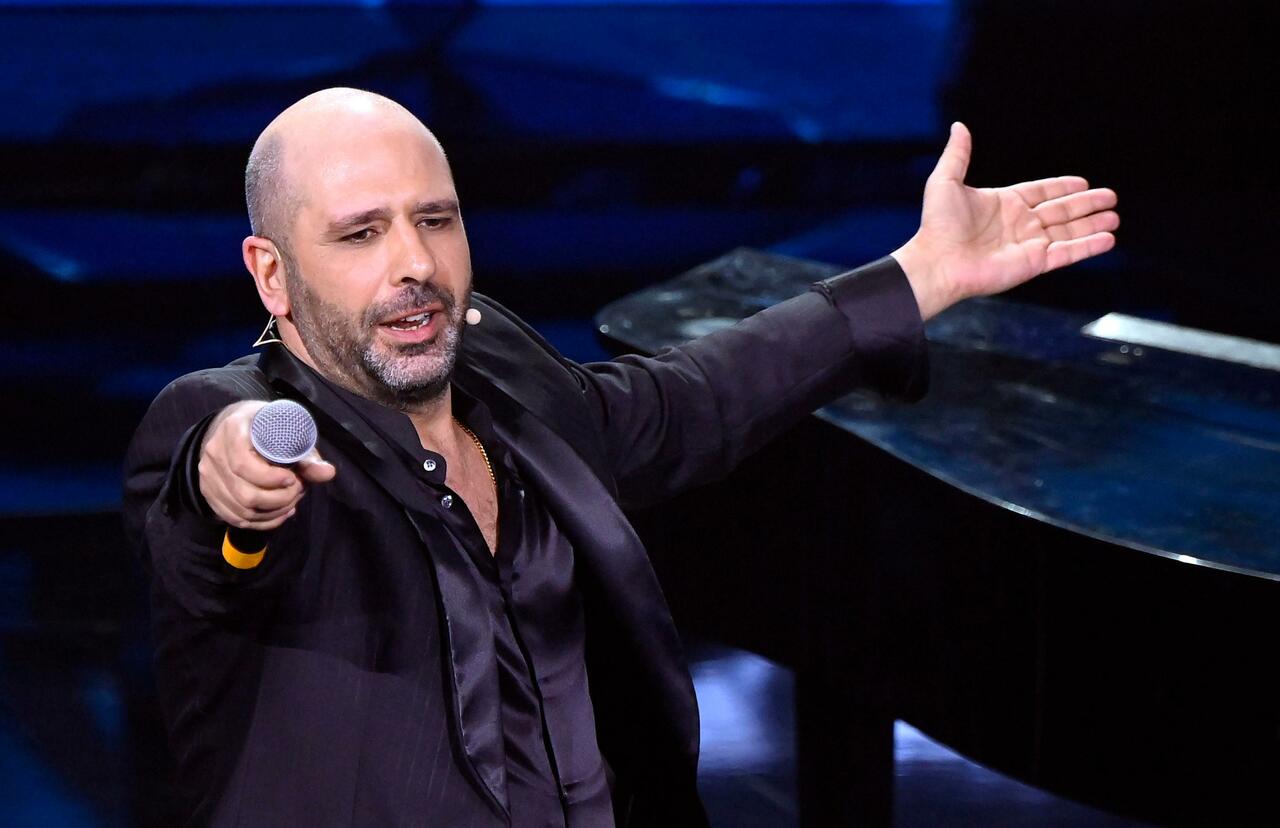 Checco Zalone stasera torna su Canale 5, chi è il comico: età, dove ...