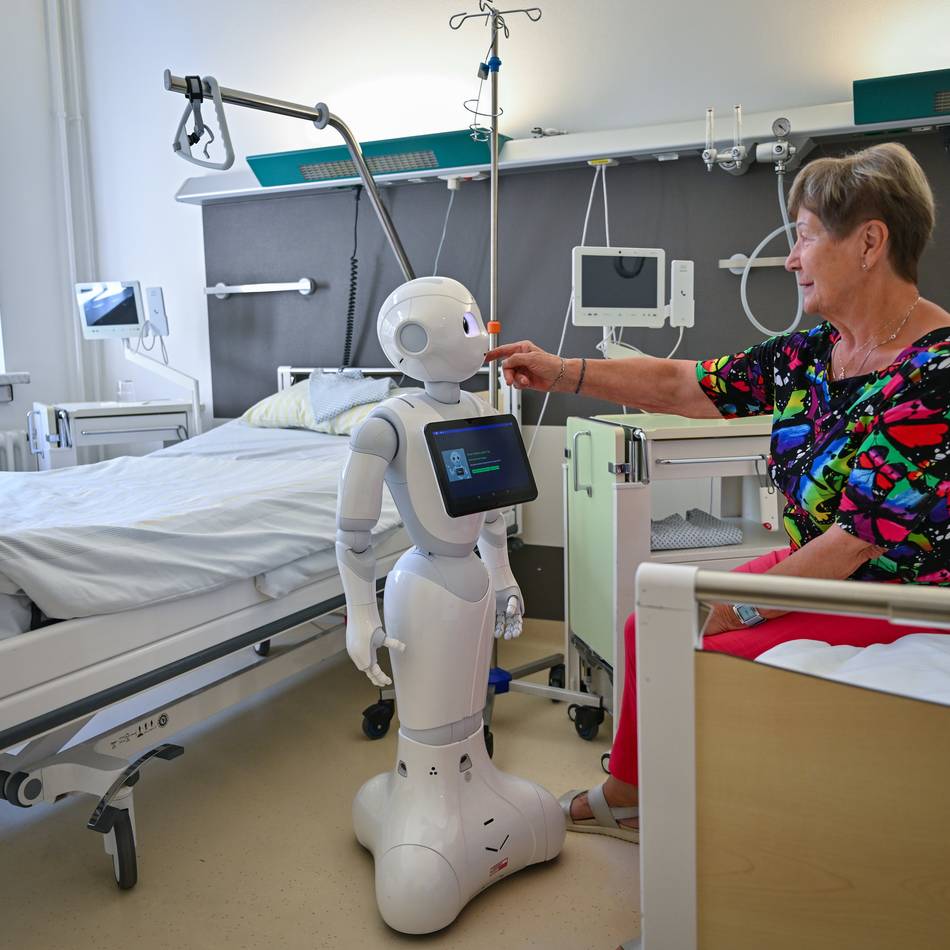 So hilfreich sind humanoide Roboter in der Pflege