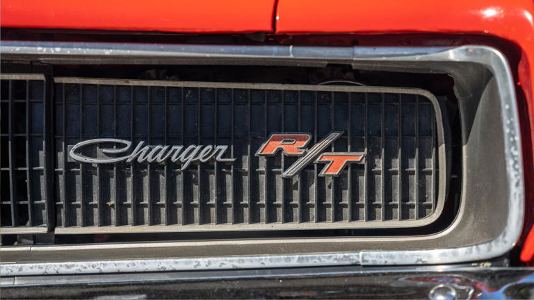 10 Incredibly Useful Classic Car Features We Want Back In Modern Cars